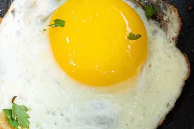 Perfect Sunny Side Up Eggs - The Kitchen Magpie