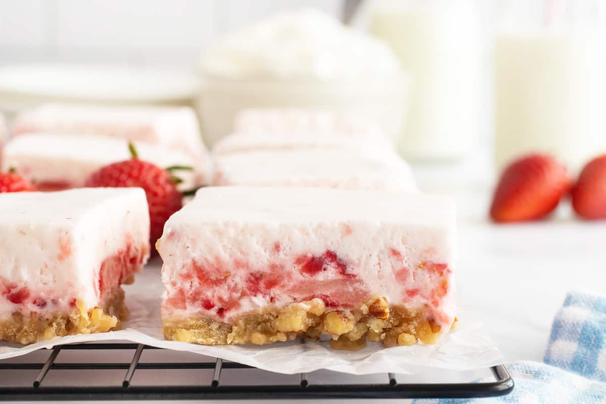 Strawberry Squares - The Kitchen Magpie